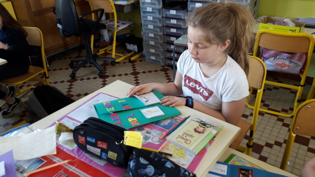 Notre lapbook sur le roman Clément aplati – ECOLE DE LA TRINITE